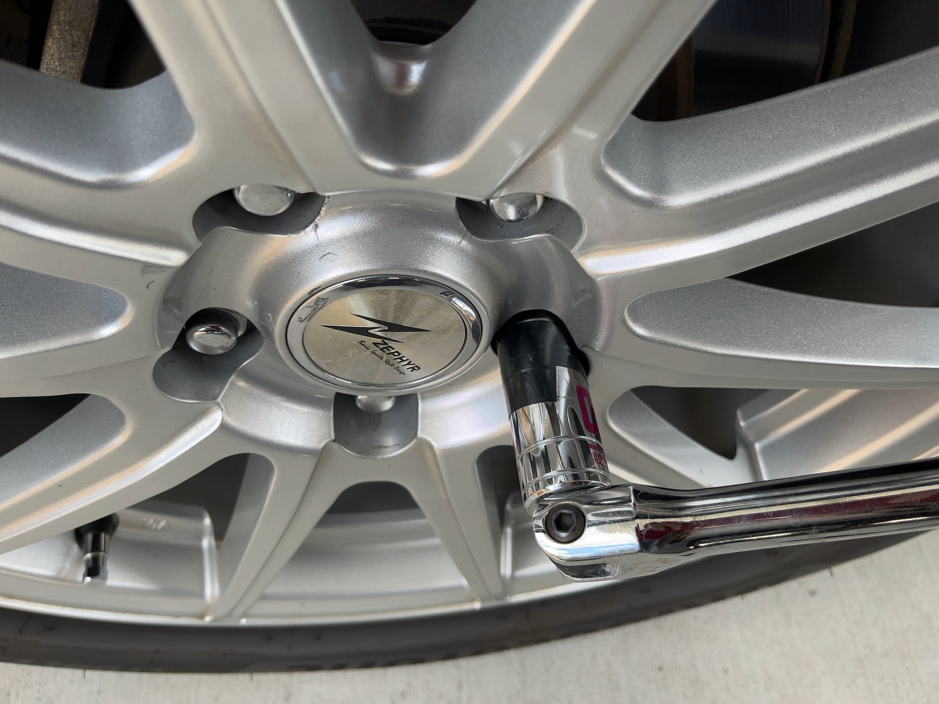 タイヤ交換後のホイールナット緩み確認＆増締め: 日報